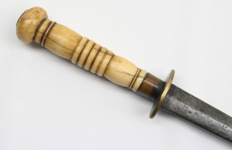 AMERICAN OR BRITISH SMALL NAVAL TYPE DIRK ca.1810 – Sailor in Saddle